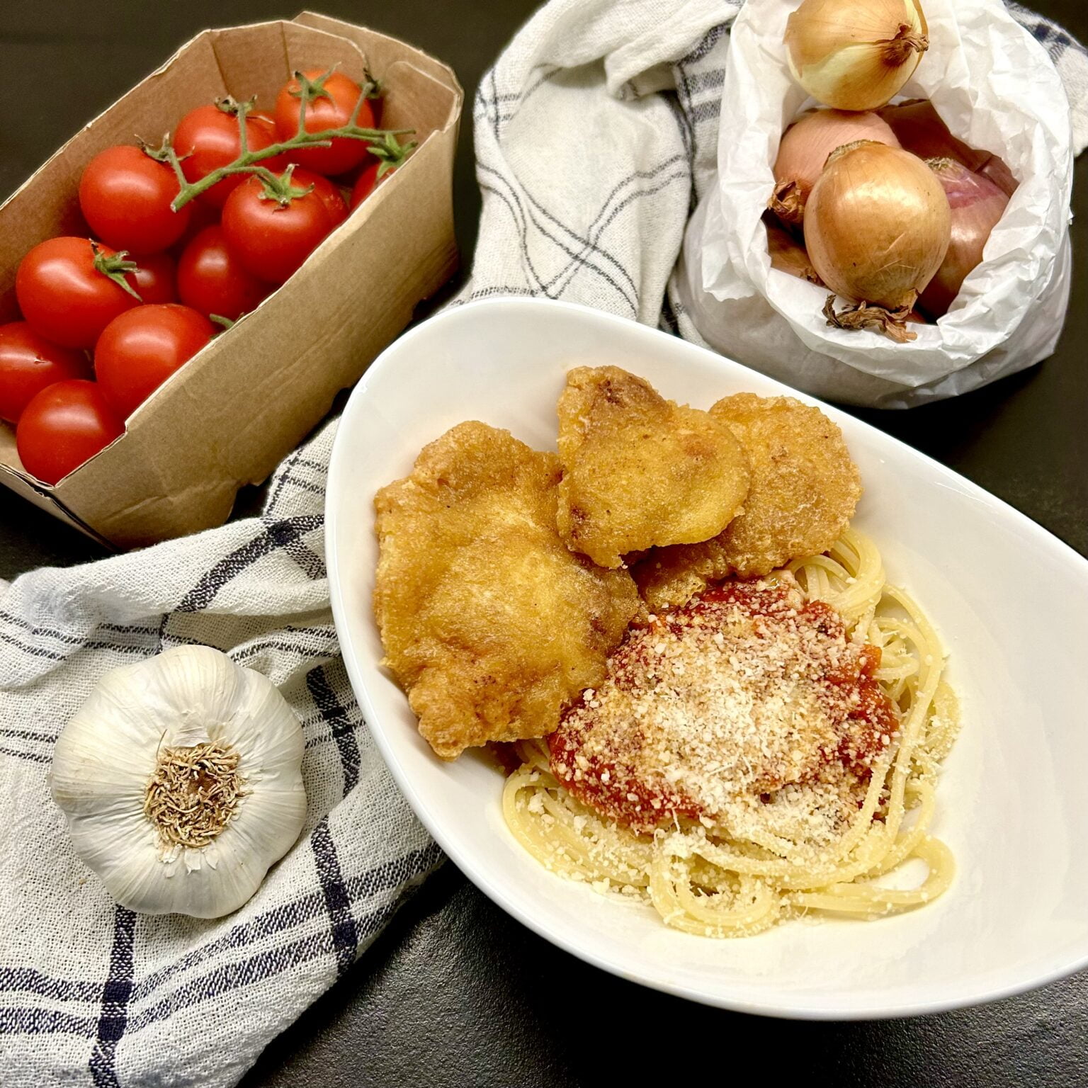 Piccata Milanese mit italienischen Tomaten Spaghetti